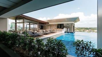 Piscina externa, funciona das 6h às 22h, espreguiçadeiras