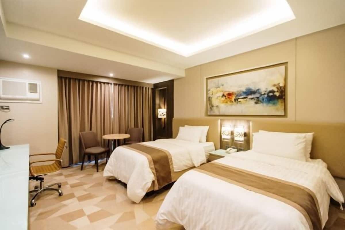 Roupa de alta qualidade, edredões de penas, minibar, cofre no quarto