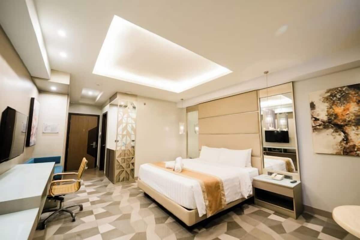Roupa de alta qualidade, edredões de penas, minibar, cofre no quarto
