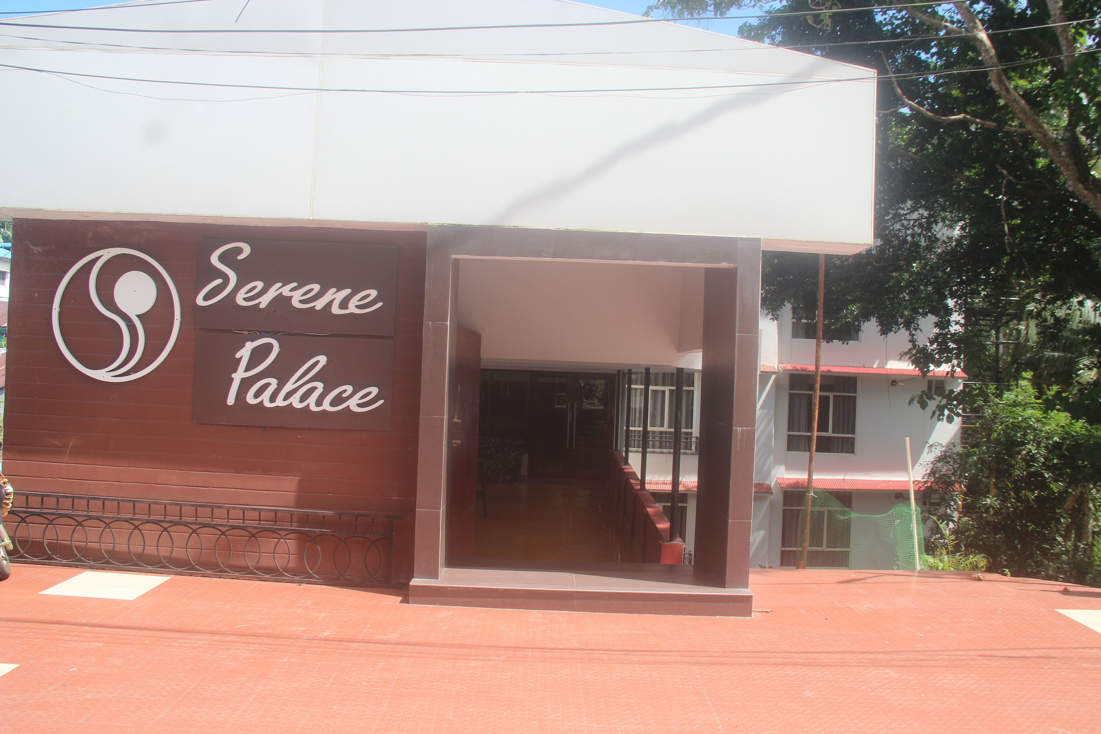 Um edifício com uma placa que diz 'Serene Palace'.