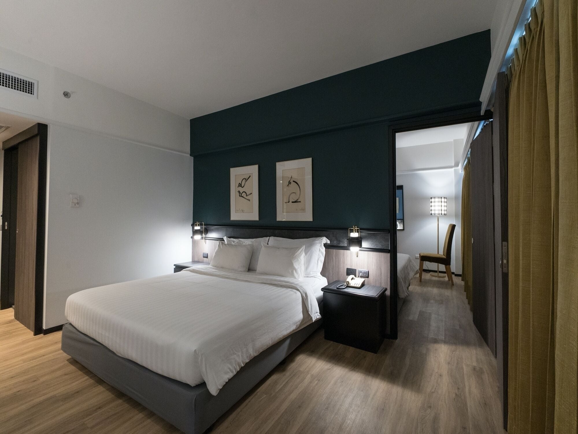 Quarto quádruplo família | Frigobar (abastecido com alguns itens grátis), cofres nos quartos