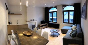 Apartamento Familiar, 3 quartos | Sala | Smart TV de 38 polegadas com canais por cabo, televisor 