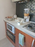 Refrigerador em uma área comum, micro-ondas em uma área comum