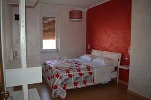 Quarto triplo standard | Roupas de cama premium, edredons de pluma