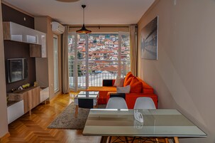 Apartamento superluxo, vista para o lago | Sala de estar | Smart TV 32 polegadas com canais digitais, TV