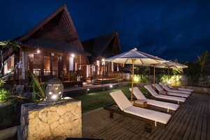Terraço com espreguiçadeiras