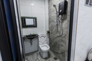 Quarto Quádruplo Deluxe | Casa de banho | Um polibã, um secador de cabelo, chinelos, toalhas fornecidas 