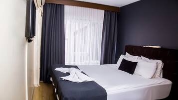 Quarto Duplo Standard, 1 cama de casal, Vista para a cidade | Minibar, secretária, secretária adequada para computadores portáteis