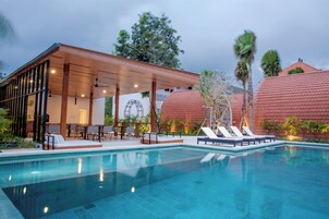 2 piscinas exteriores, guarda-sóis, espreguiçadeiras