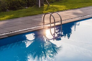 Piscina exterior sazonal