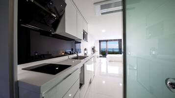 Quarto Standard | Kitchenette privada | Um frigorífico, um micro-ondas, uma placa de cozinha