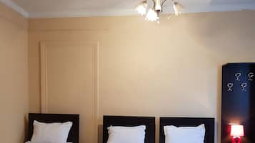 Quarto família, vista para o pátio | Cofres nos quartos, quartos à prova de som