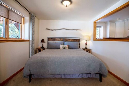 Garden-level Glamour - Hot Tub & Ev Charger! - Nederland, CO