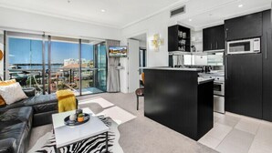 Apartamento luxo | Área de estar | Smart TV 32 polegadas com canais digitais, Netflix