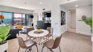 Apartamento luxo | Área de estar | Smart TV 32 polegadas com canais digitais, Netflix