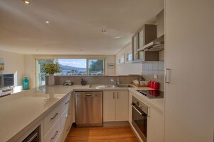 Casa, 3 quartos | Cozinha privada | Um frigorífico/congelador grande, um micro-ondas, um forno 