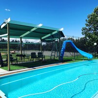 Piscina exterior, da(s) 6:00 à(s) 23:00, toldos gratuitos, guarda-sóis 