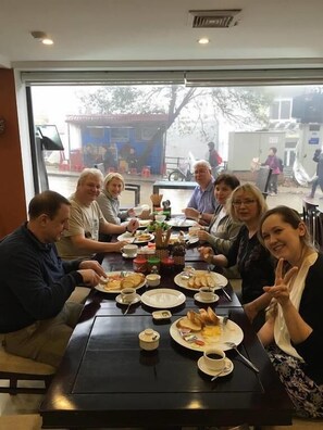 Pequeno-almoço preparado no momento diário mediante uma taxa