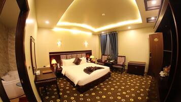 Quarto Duplo Deluxe, banheira | 1 quarto, minibar, cofre no quarto, com decoração personalizada