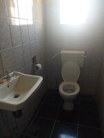 Quarto Twin Básico | Secretária, ferro/tábua de engomar, Wi-fi grátis 