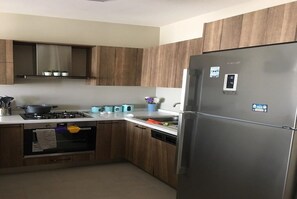 Villa | Cozinha privada | Um frigorífico, uma máquina de lavar louça, uma cafeteira/bule 