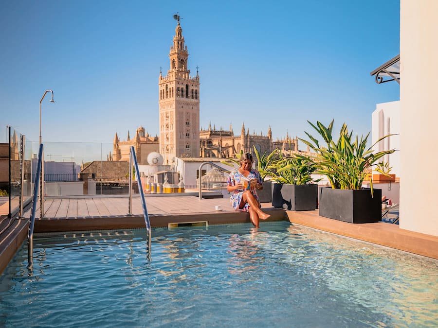 Piscina exterior, espreguiçadeiras