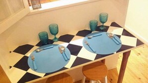 Apartamento, 1 quarto, Vista para a cidade | Refeições no quarto
