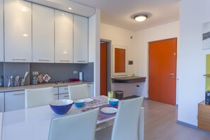 Apartamento, 1 quarto | Kitchenette privada | Um frigorífico/congelador grande, um micro-ondas, uma placa de cozinha 