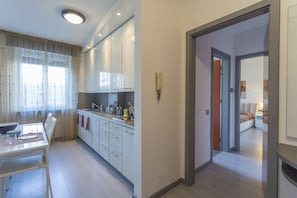 Apartamento, 1 quarto | Kitchenette privada | Um frigorífico/congelador grande, um micro-ondas, uma placa de cozinha 