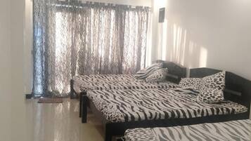 Minibar, secretária, roupa de cama fornecida