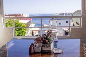 Pequenos-almoços e jantares servidos, com vista para a praia 