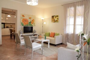 Vila, 3 quartos | Sala de estar | TV de tela plana