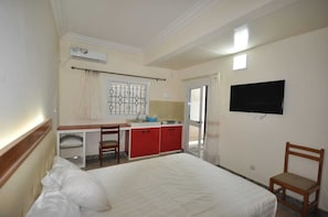 Estúdio Deluxe, kitchenette | Minibar, cofre no quarto, cortinas/cortinados opacos 