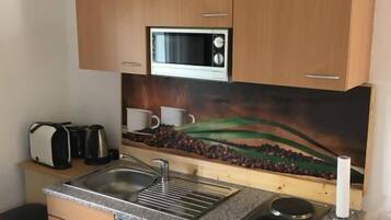 Geladeira, micro-ondas, cooktop, cafeteira/chaleira