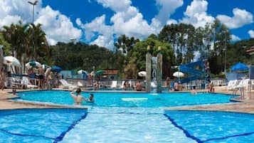 Piscina externa, espreguiçadeiras