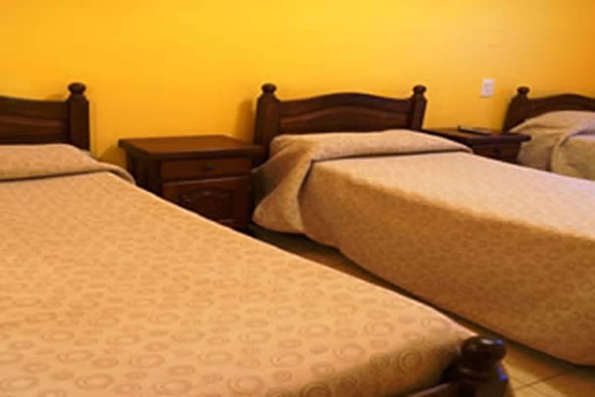 Quarto Triplo | Wi-fi grátis, roupa de cama fornecida
