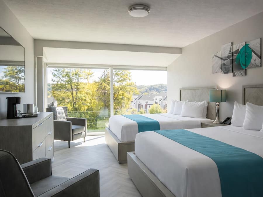 Quarto casal superluxo, 2 camas Queen, geladeira e micro-ondas, vista para a cidade | Roupas de cama de algodão egípcio, roupas de cama premium