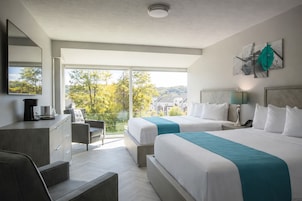 Quarto Duplo de Luxo, 2 camas queen-size, frigorífico e micro-ondas, Vista para a cidade | Lençóis de algodão egípcio, roupa de alta qualidade, edredões de penas