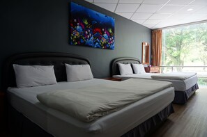 Quarto quádruplo | Escrivaninha, cortinas blackout, ferros/tábuas de passar roupa