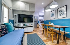 Bungalow, 2 quartos, vista para o jardim | Sala de estar | Televisor de ecrã plano de 50 polegadas com canais digitais 