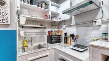 Bungalow, 2 quartos, vista para o jardim | Cozinha privada | Um frigorífico/congelador grande, um micro-ondas, um forno