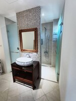 Chuveiro, produtos de toalete grátis, secador de cabelo, chinelos