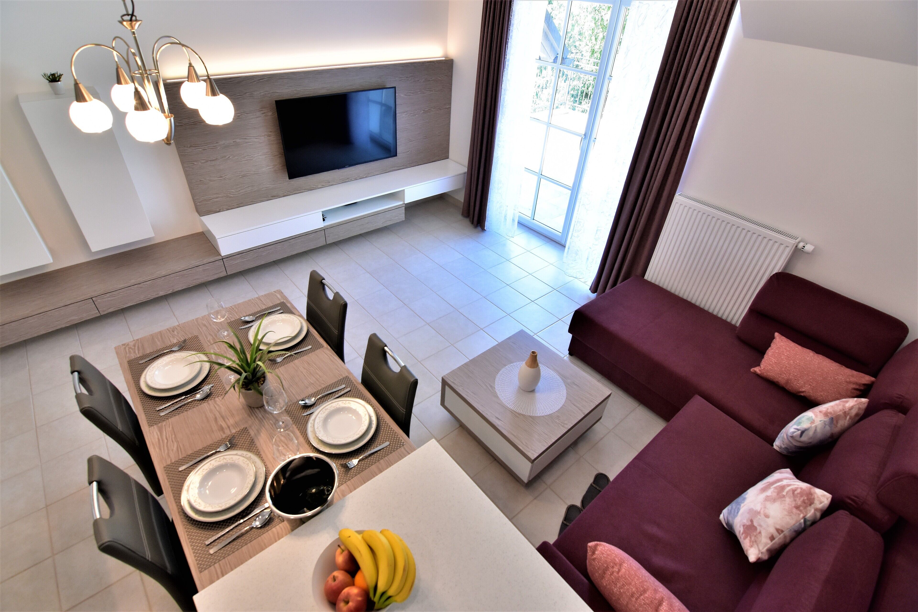 Apartamento superluxo | Área de estar | TV LED 50 polegadas com canais a cabo, TV, mesa de pingue-pongue