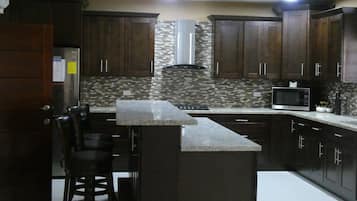 Apartamento (2 Bedrooms) | Cozinha privada | Fogão, cooktop, talheres/pratos/utensílios de cozinha
