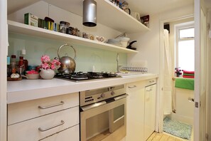 Apartamento Familiar | Cozinha privada | Um frigorífico, um forno, uma placa de cozinha, uma cafeteira/bule 