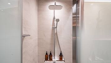 Quarto Deluxe, 1 quarto | Duche na casa de banho