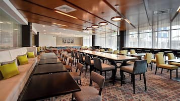 Café da manhã com buffet grátis todos os dias