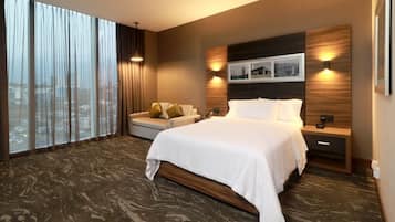 Quarto luxo, 1 cama Queen, acessível | 1 quarto, frigobar, cofres nos quartos, escrivaninha
