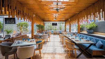 4 restaurantes, cozinha local e internacional