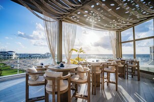 4 restaurantes, café da manhã, local e internacional